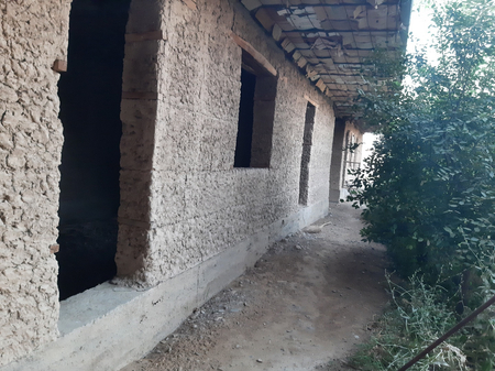 Toshkent viloyati Bekabod tumani,2 savxoz uy,hovli sotiladi 13 sotix