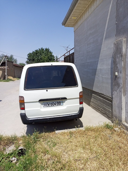 TOYOTA HIACE  sotiladi zudlik bilan