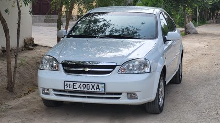 Lasetti 1.8 sotiladi