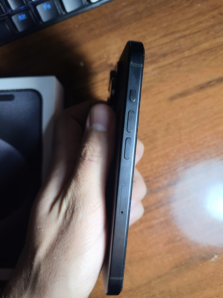 iPhone 15 Pro 128GB sim + esim