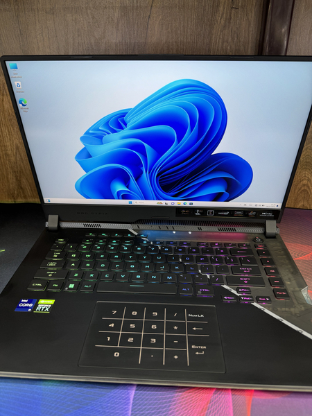 Почти новый ASUS ROG STRIX G533Z c 2 k экраном