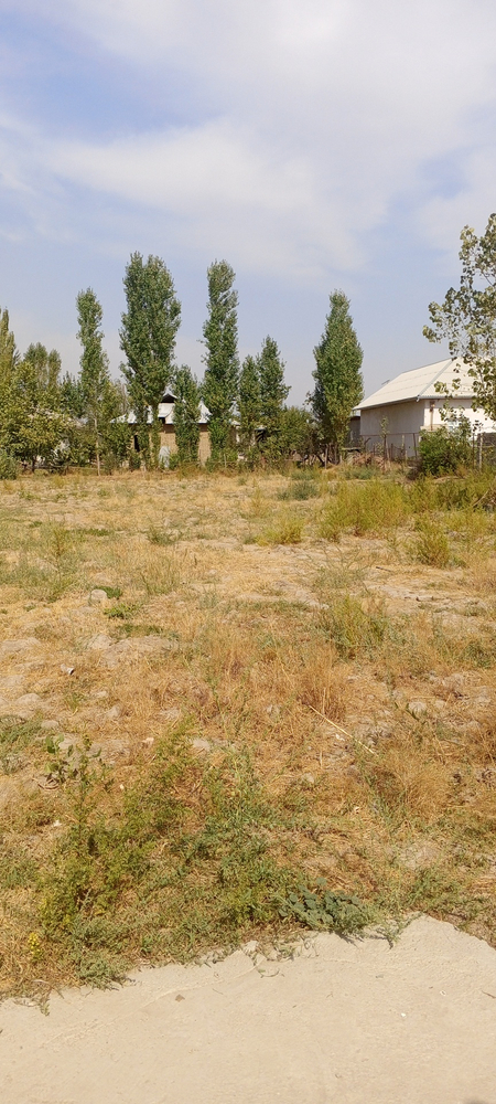 Uchastka sotiladi