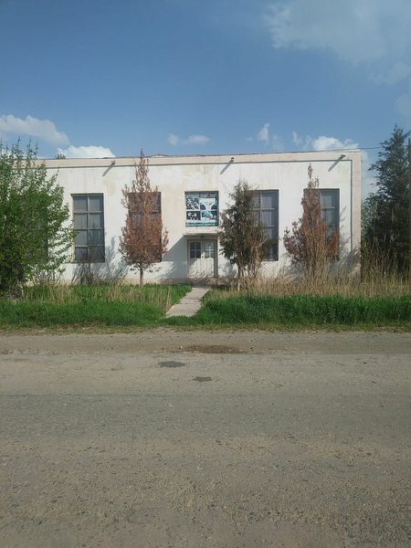 Нотурар бино сотилади