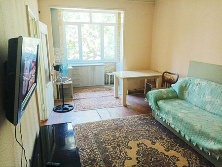 Продаётся в М.Улугбекском р-не Ялангач 1в2/4/4 Балкон1.5Х3 34м2 Чистая