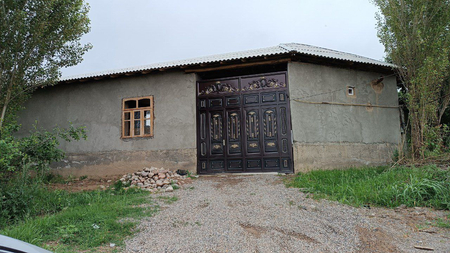 Uy hovli sotiladi