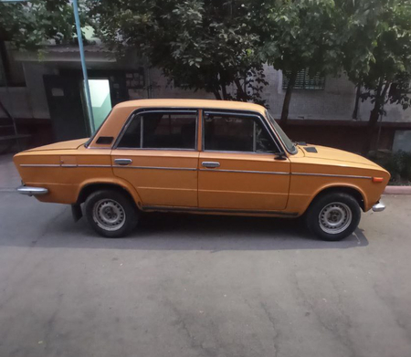 Vaz 2103 sotiladi.