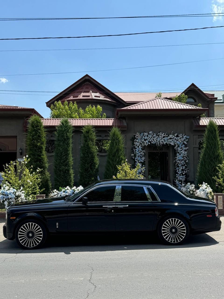 Rolls royce srochna sotiladi