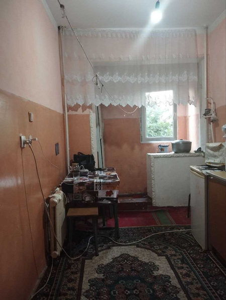 не далеко метро Беруний продается 3 комнатная на 5 этаже/9/