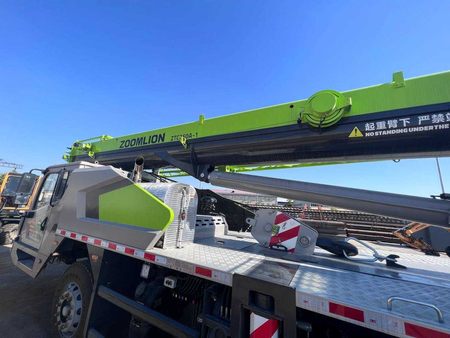Новый модель ZOOMLION  25-тн.  Длина стрелы + гусек: 49 м.