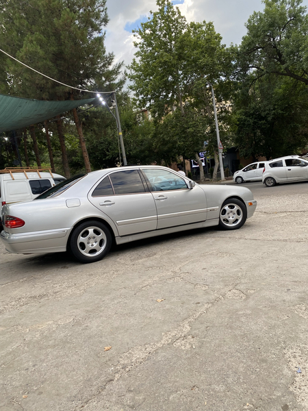 W210 Mercedes Benz