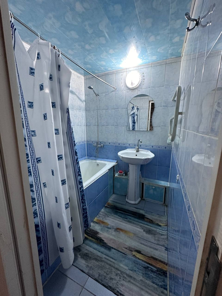 Продается 4/4/5 на м-ве Карасу-3 (Площадь 93м² Сдвоенный зал)