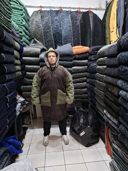 Kapishonli mexli kalta zamonaviy chopon