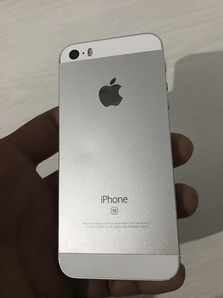 iphone SE 16 gb srochni sotiladi
