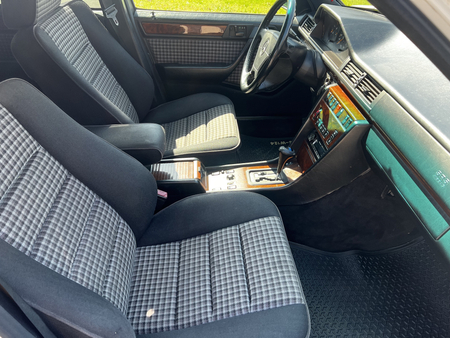 Mercedes bens E420 sotiladi!