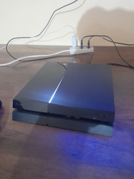 Playstation 4 | 500 GB | 2 original pulti bilan