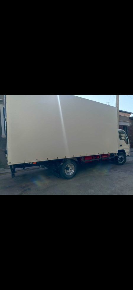 Isuzu 5 tonnali sotiladi 2020 yil 86 000 km yurgan Gaz bor