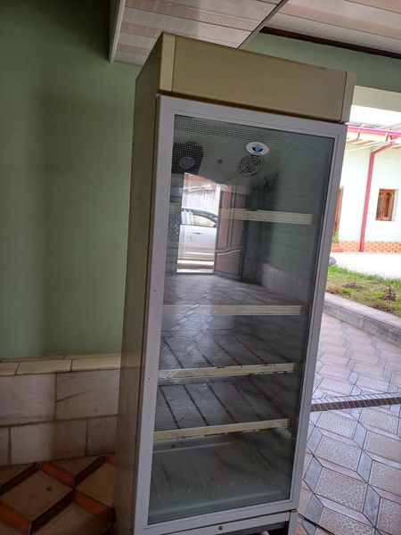 Холодилник ветрина.