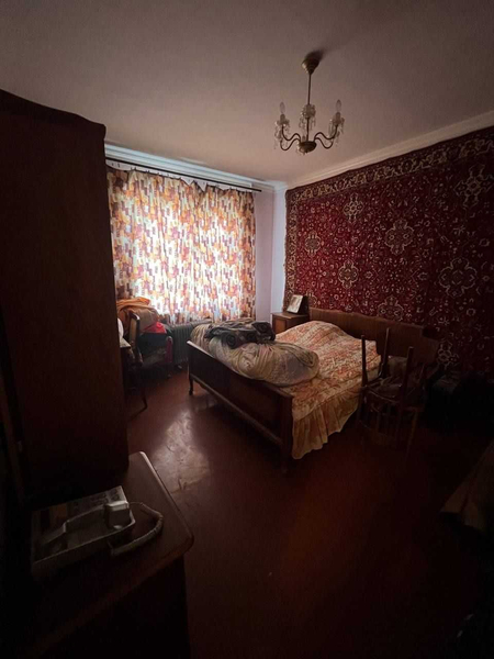 2х комнатная  на 2 - этаже, вдоль дороги 77 серия, в середина