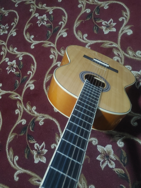 Gitara sotiladi Klassik Ekvalayzerli