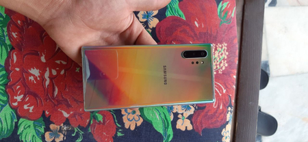 SAMSUNG GELEKSI NOT 10 PILUS 5 G Chizilga urilgan joylari yuq