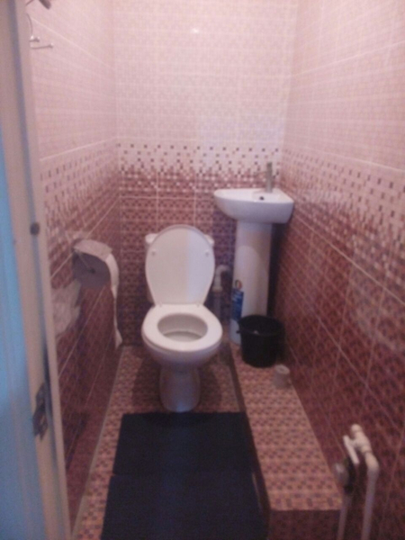 Srochna 1 xonalik novastroyka sotiladi shu holatida. Bozor oldida