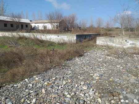 Жомбой тумани,Газира кишлогида участок ер сотилади.11 соток.