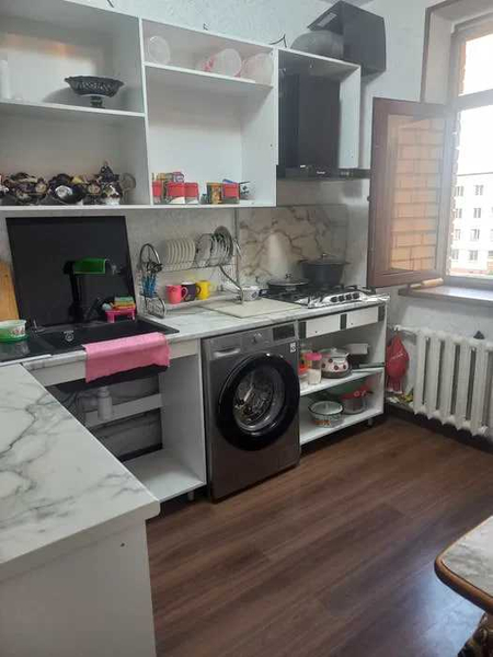 Срочно! Лабзаке 3х комнатная на 4м этаже с общей тплощадью 70 м2