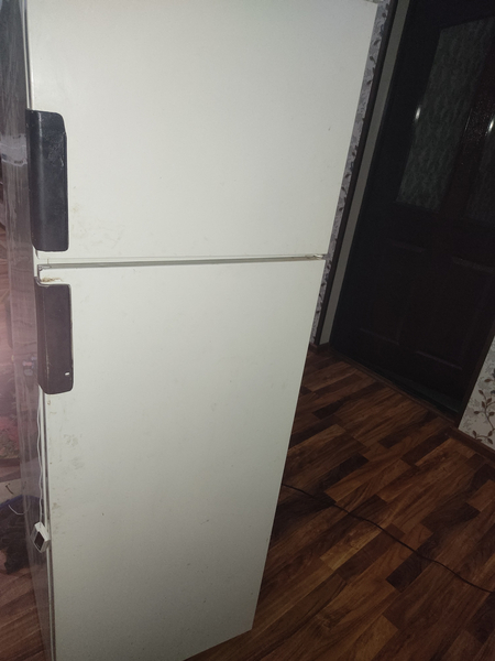 Продам холодильник состаянияси орта 2 kameralik
