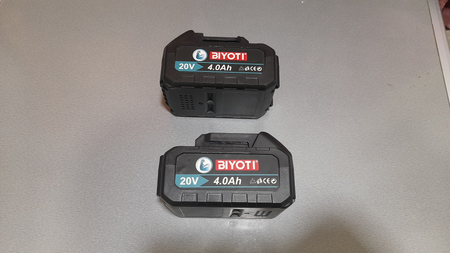 Аккумуляторы li-ion biyoti 4000AH 20Volt абсолютно новые 2шт +зарядка