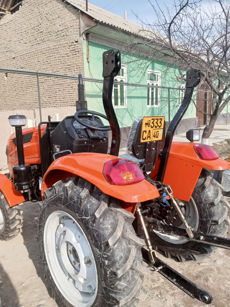 Traktor yangi xolatda