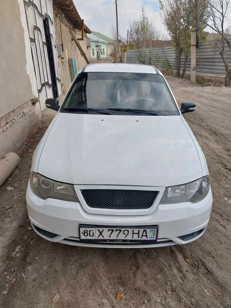Nexia 2 sonc rangi oq baloni 14 xolati yaxshi