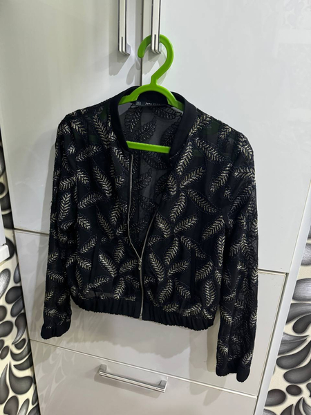 Продается женская кофточка на замке Zara