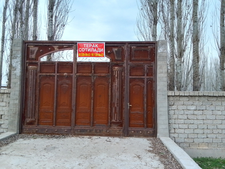 Недостроенный дом в участке