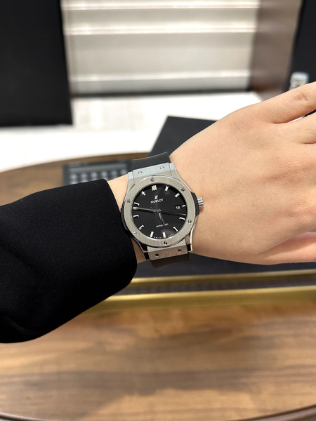 Hublot Classic Fusion Titanium 42 mm 542.NX.1171.RX
