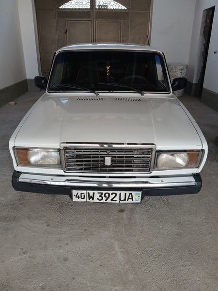 Lada 2107 yurib turgan moshina