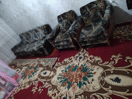 Gilam va divan sotiladi