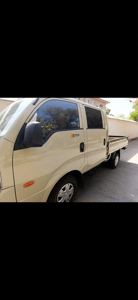 Kia bongo srochni sotiladi