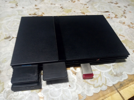 Playstation 2 slim  barcha oʻyinlar bor diskdagi oʻyinlarni ham oʻqiyd