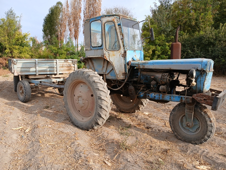 Трактор сотилади
