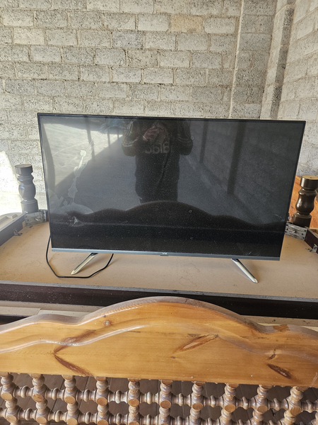 Artel Smart TV 43 lik golosovoy pulti bilan ekran singan.