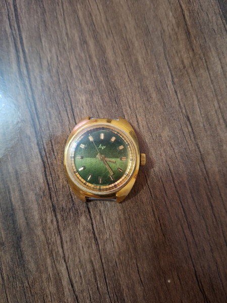 Ayollar qòl soati sotiladi Luch Au 10