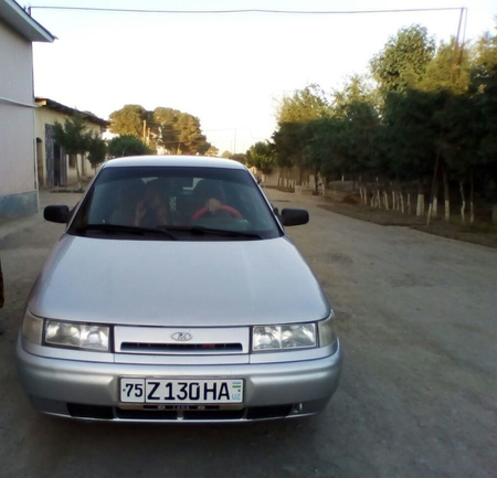 Lada 2110  sotiladi.