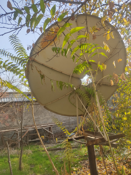Продается параболическая антенна, большие лепестки, головки, тюнер !