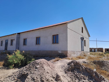 Uy satiladi baxasi kelisimli