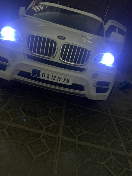 Detskiy mashina s pultim