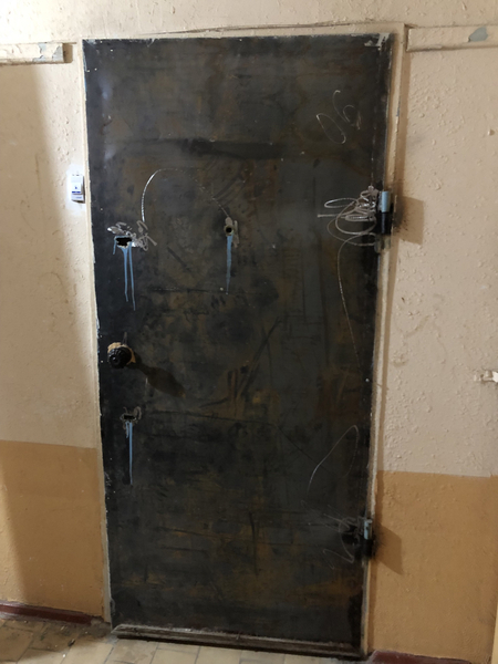 Temir eshik sotiladi srochna narxi kelishilinadi
