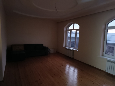 Uchastka sotiladi 4.4 sotih 8 hona 3 sanuzel   3 urvinli uy evro remon