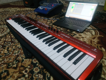 Behrnger midi UMX 61 sotiladi