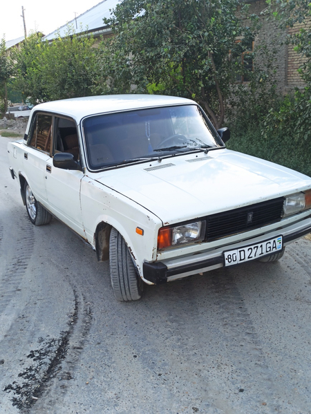 Vaz 2105 sotiladi