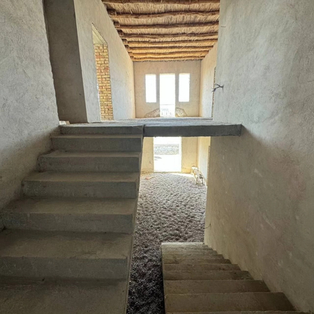 6.8 sotixli karobka hovli sotiladi.
Hovlida 7ta xona,  3ta sanuzel Va